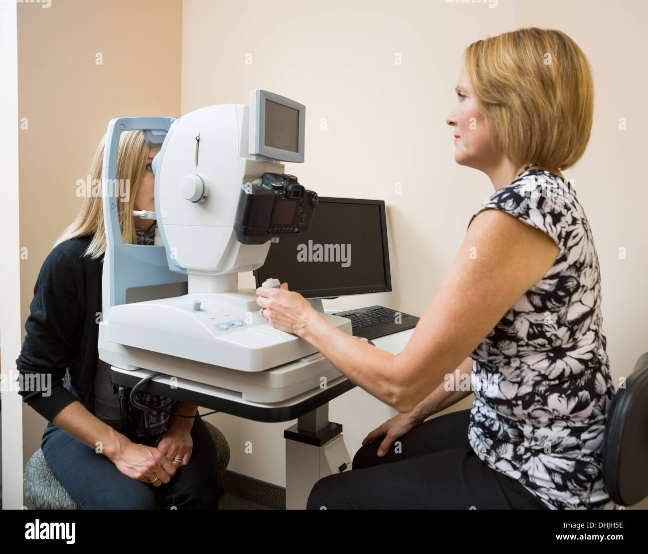 Optometrist clinic hi-res stock photography and images - Alamy