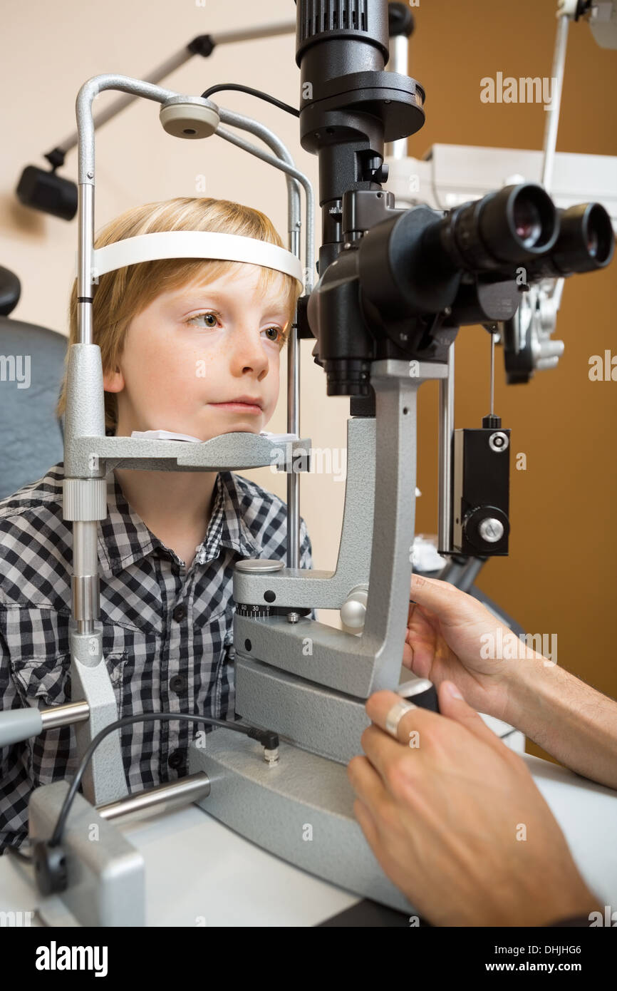 Child having eye test hi-res stock photography and images - Alamy