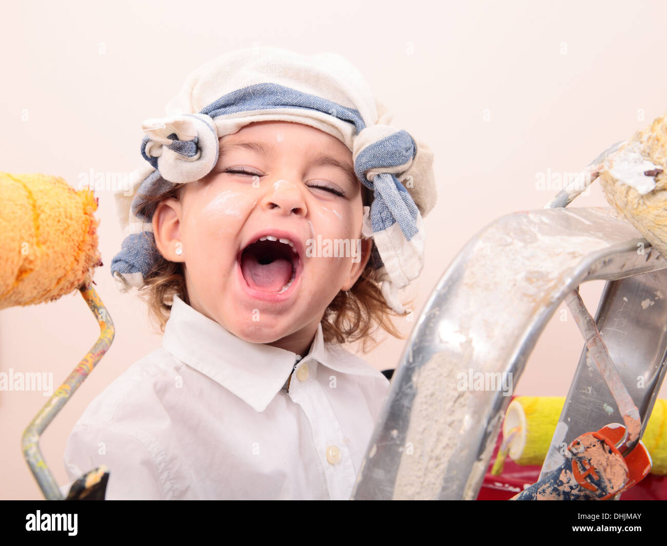 beautiful little girl painting and screaming Stock Photo - Alamy