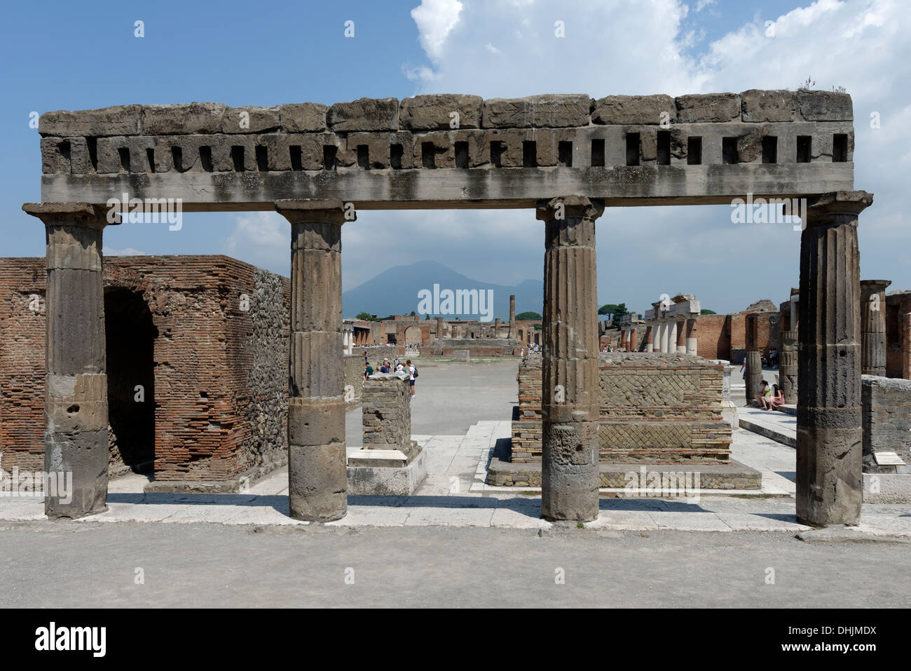 Doric fluted columns hi-res stock photography and images - Alamy