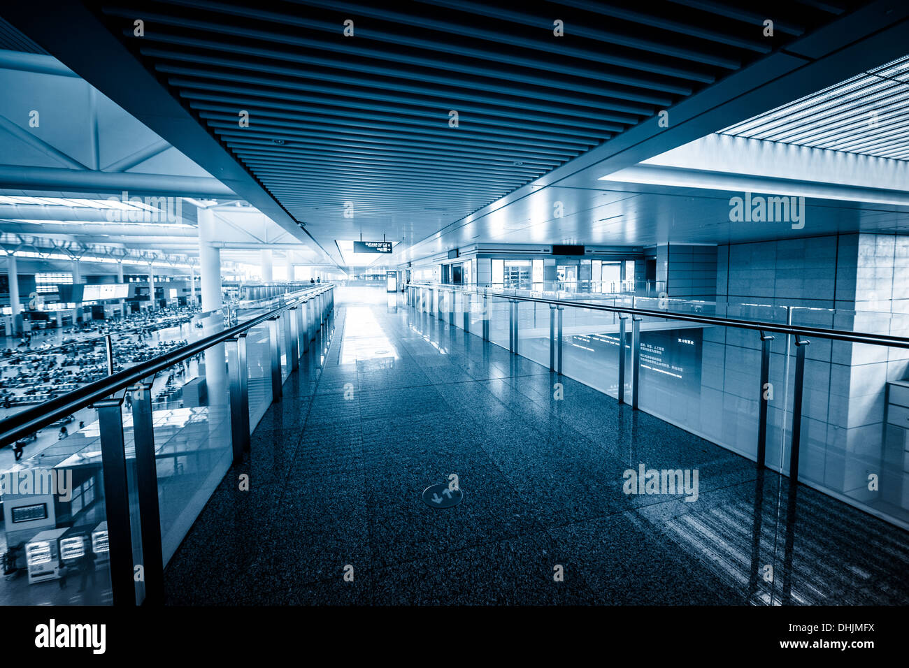 Airport walkway white hi-res stock photography and images - Alamy