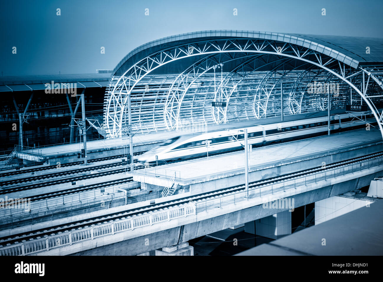 train through city Stock Photo - Alamy