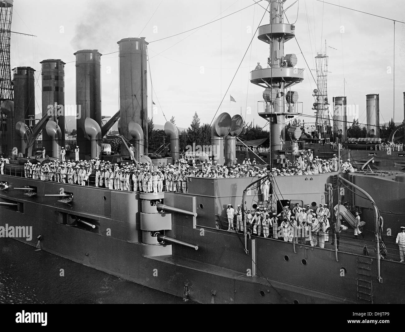 View of the US-American warship Colorado with its crew in the port of ...
