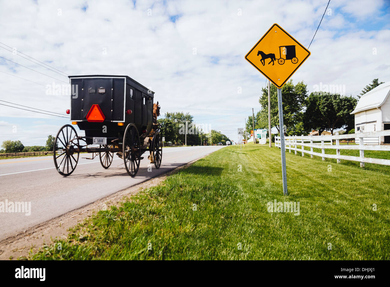 Amish road sign hi-res stock photography and images - Alamy