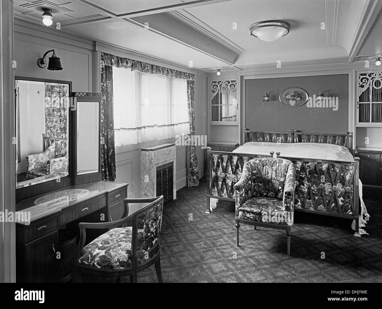 Ocean liner "Imperator" of Hapag Hamburg. View of a cabin with toilet ...