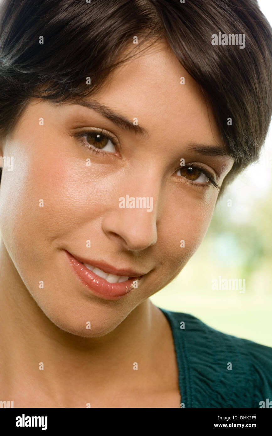 Woman facing viewer hi-res stock photography and images - Alamy