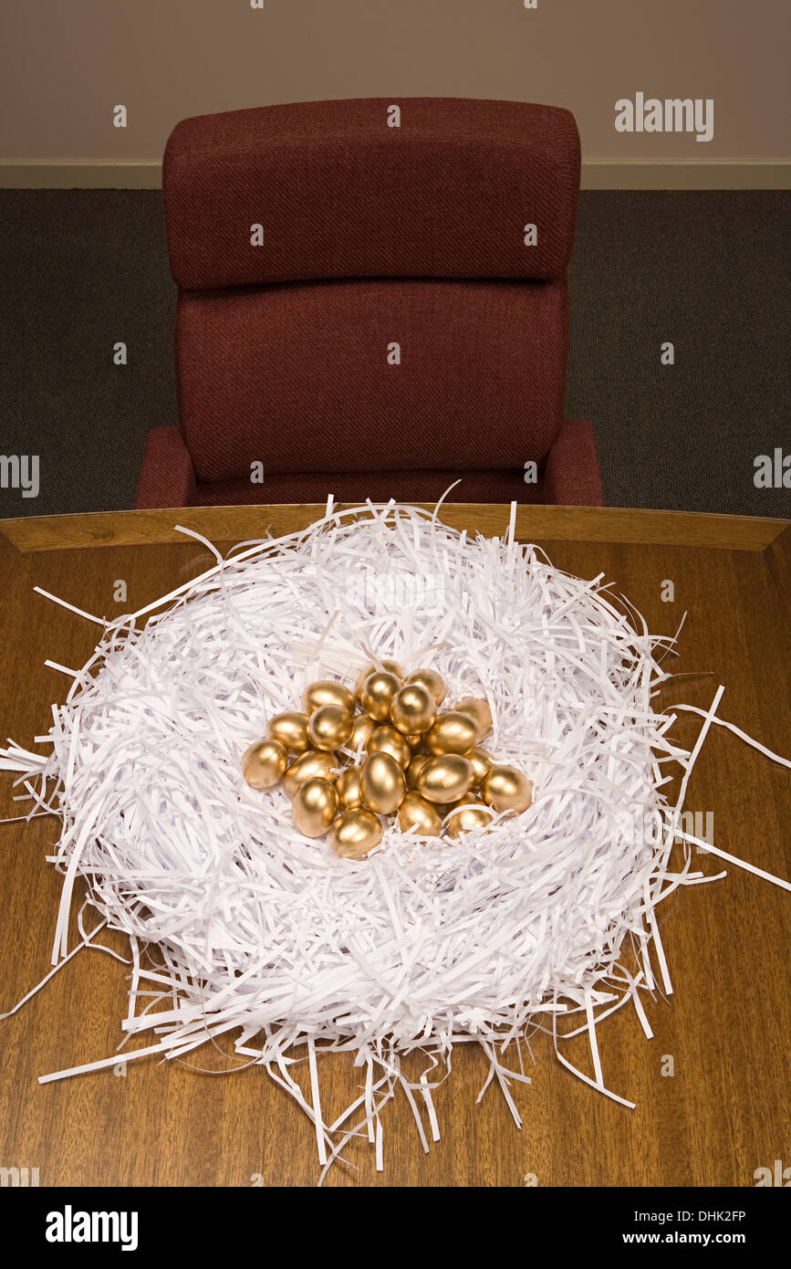 Shredded paper animals hi-res stock photography and images - Alamy