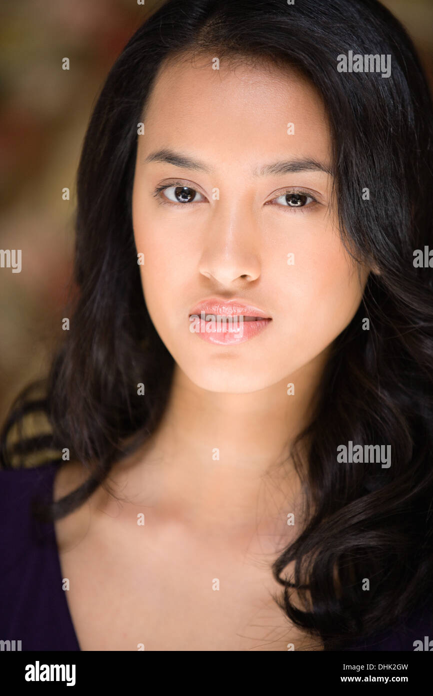 Woman facing viewer hi-res stock photography and images - Alamy