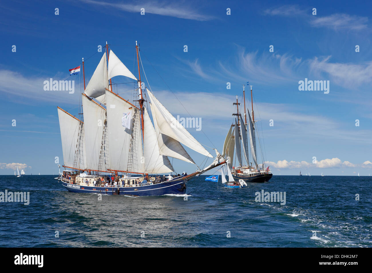 Horizon ships sailing boat hi-res stock photography and images - Alamy