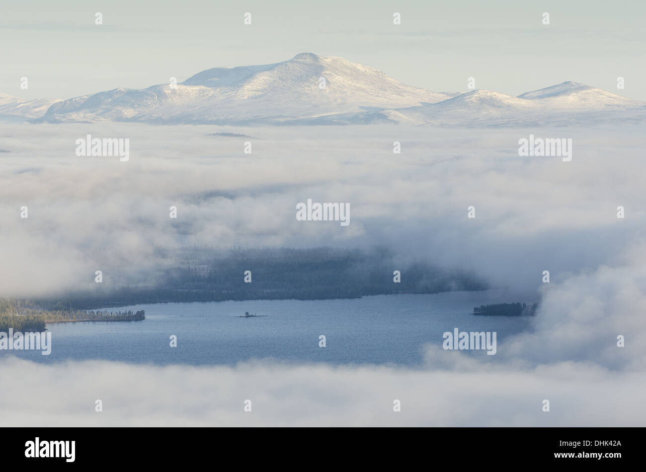 Fog above lake hi-res stock photography and images - Alamy