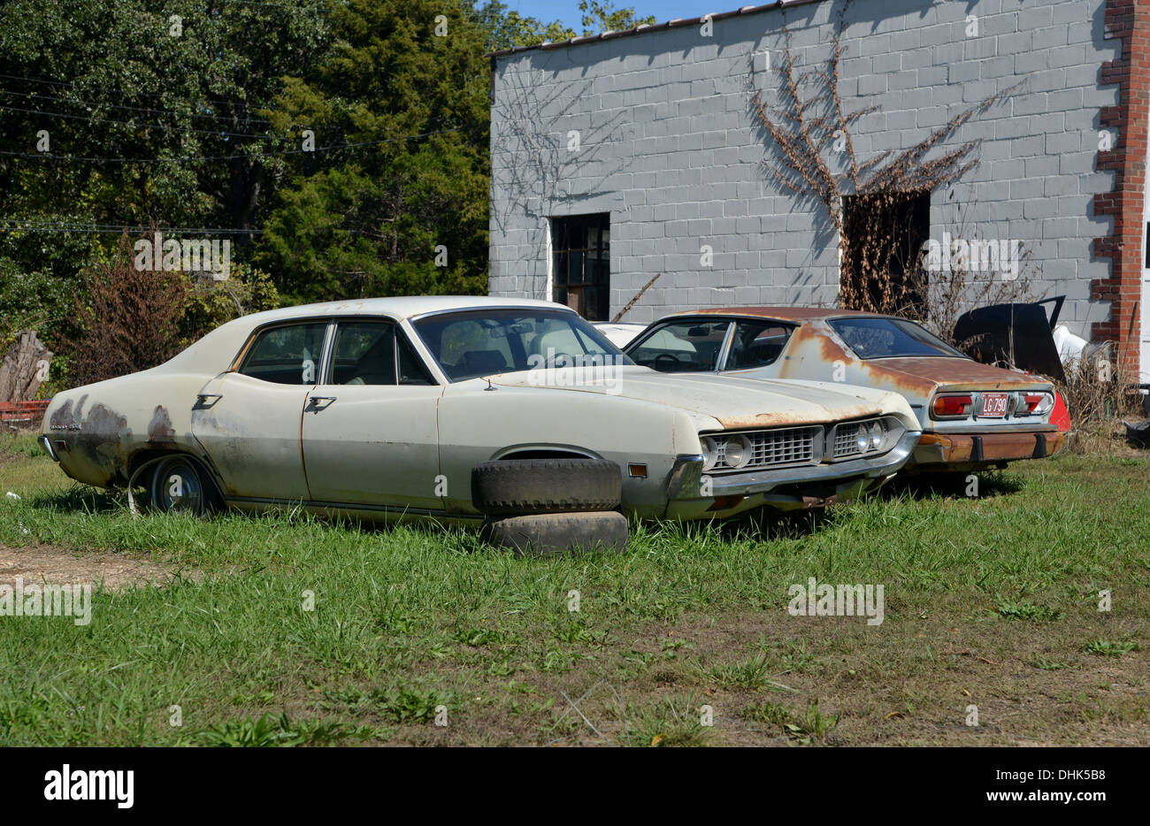 Old cars outside Ritter Motor Company, St Claire, Missouri - an old ...