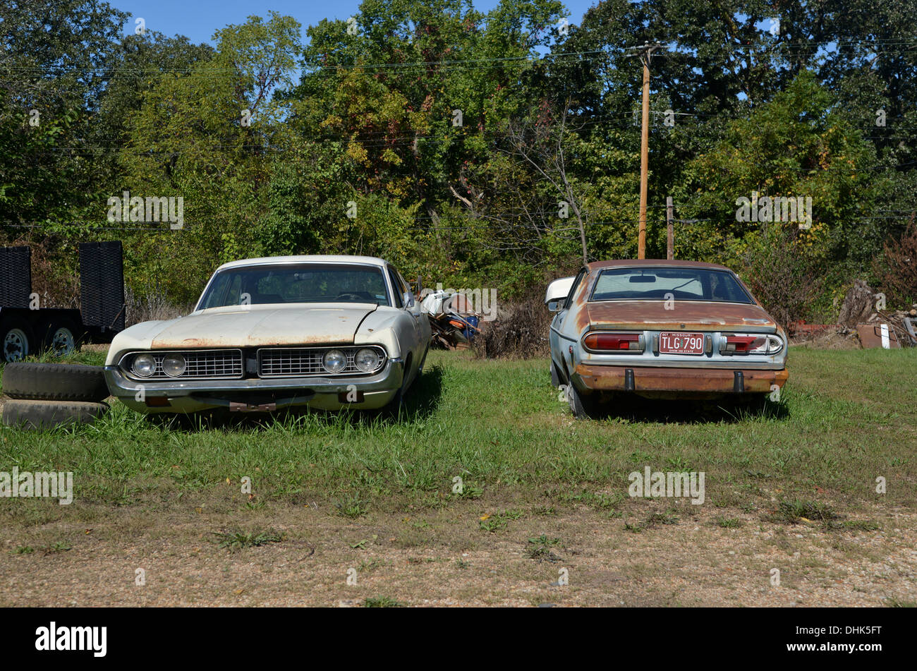 Old cars outside Ritter Motor Company, St Claire, Missouri - an old ...