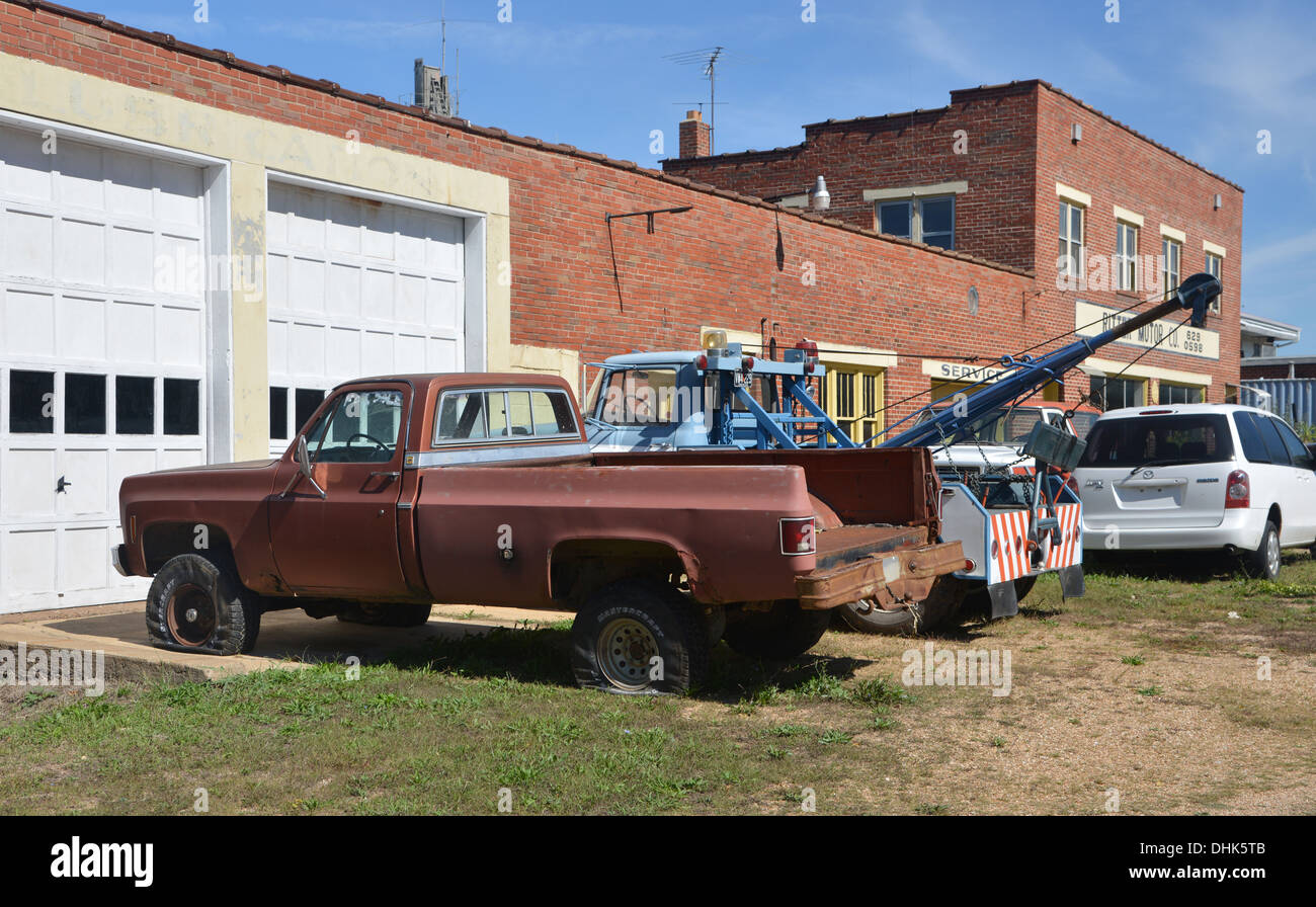 Old cars outside Ritter Motor Company, St Claire, Missouri - an old ...