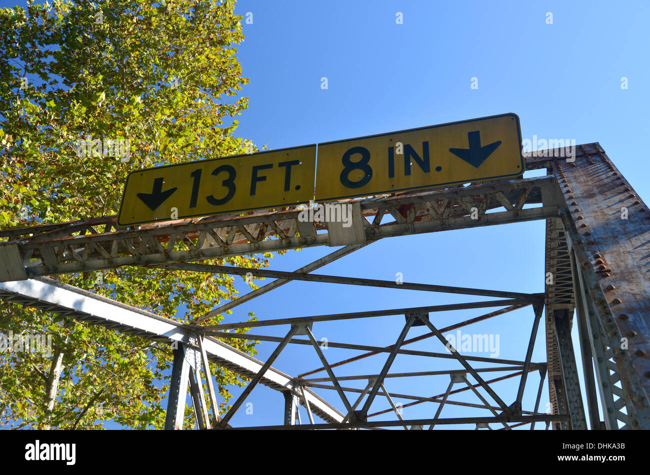 Height restriction sign hi-res stock photography and images - Alamy