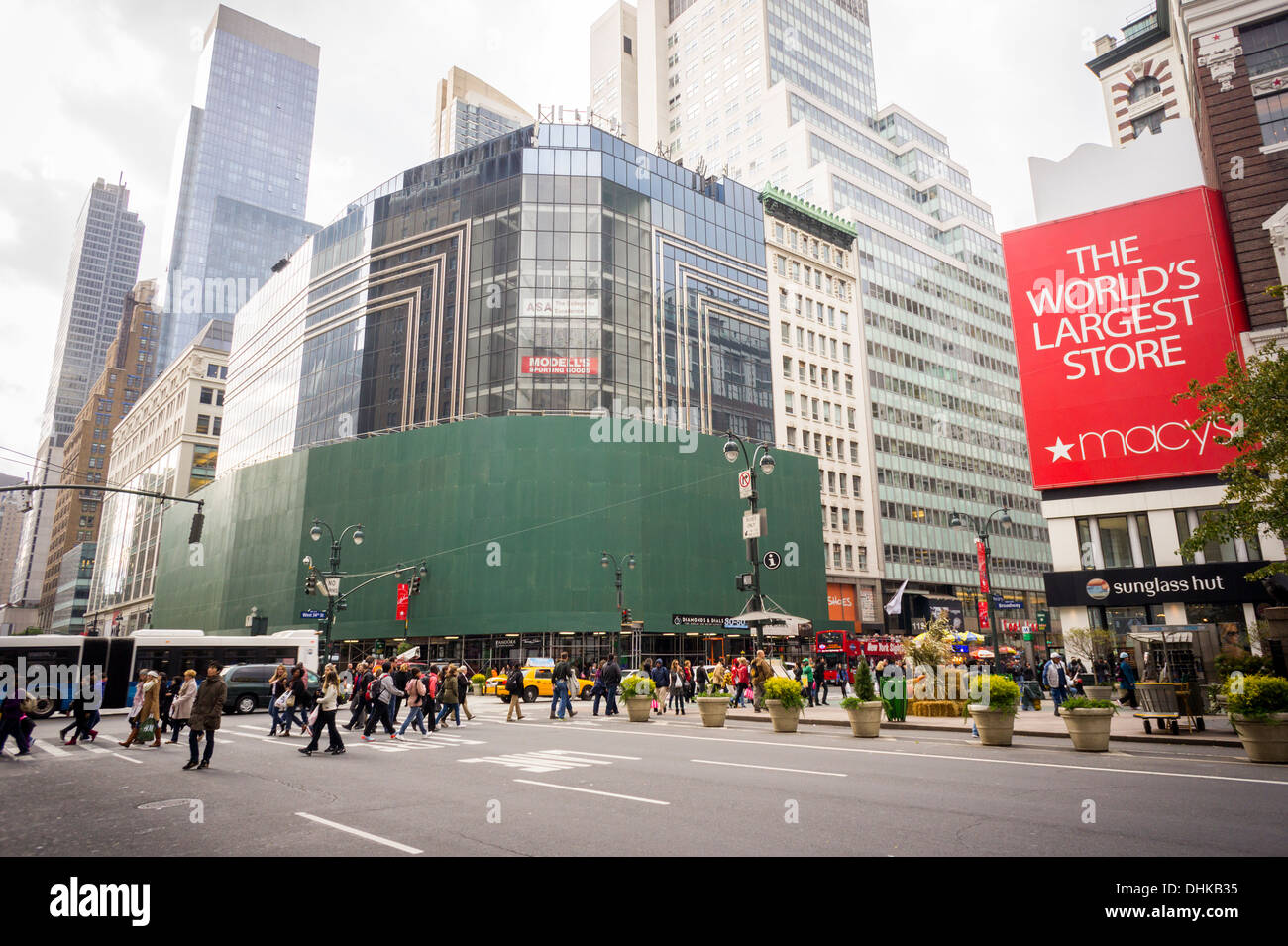 The busy Herald Square shopping district in New York Stock Photo - Alamy
