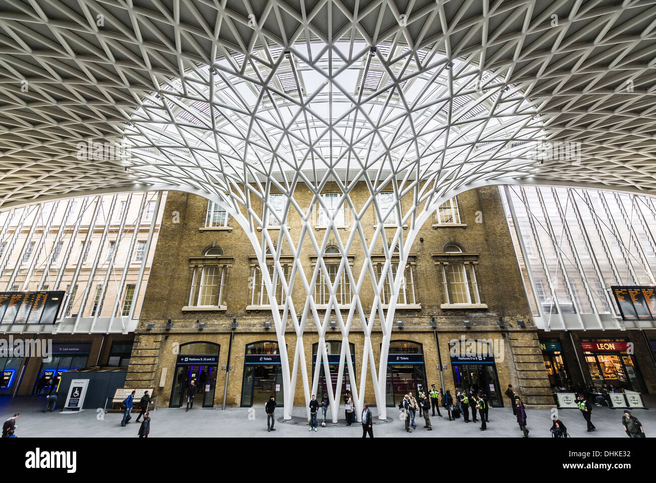 Concourse structure hi-res stock photography and images - Alamy