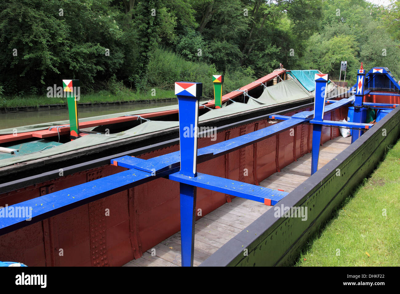 Cargo narrowboats hi-res stock photography and images - Alamy