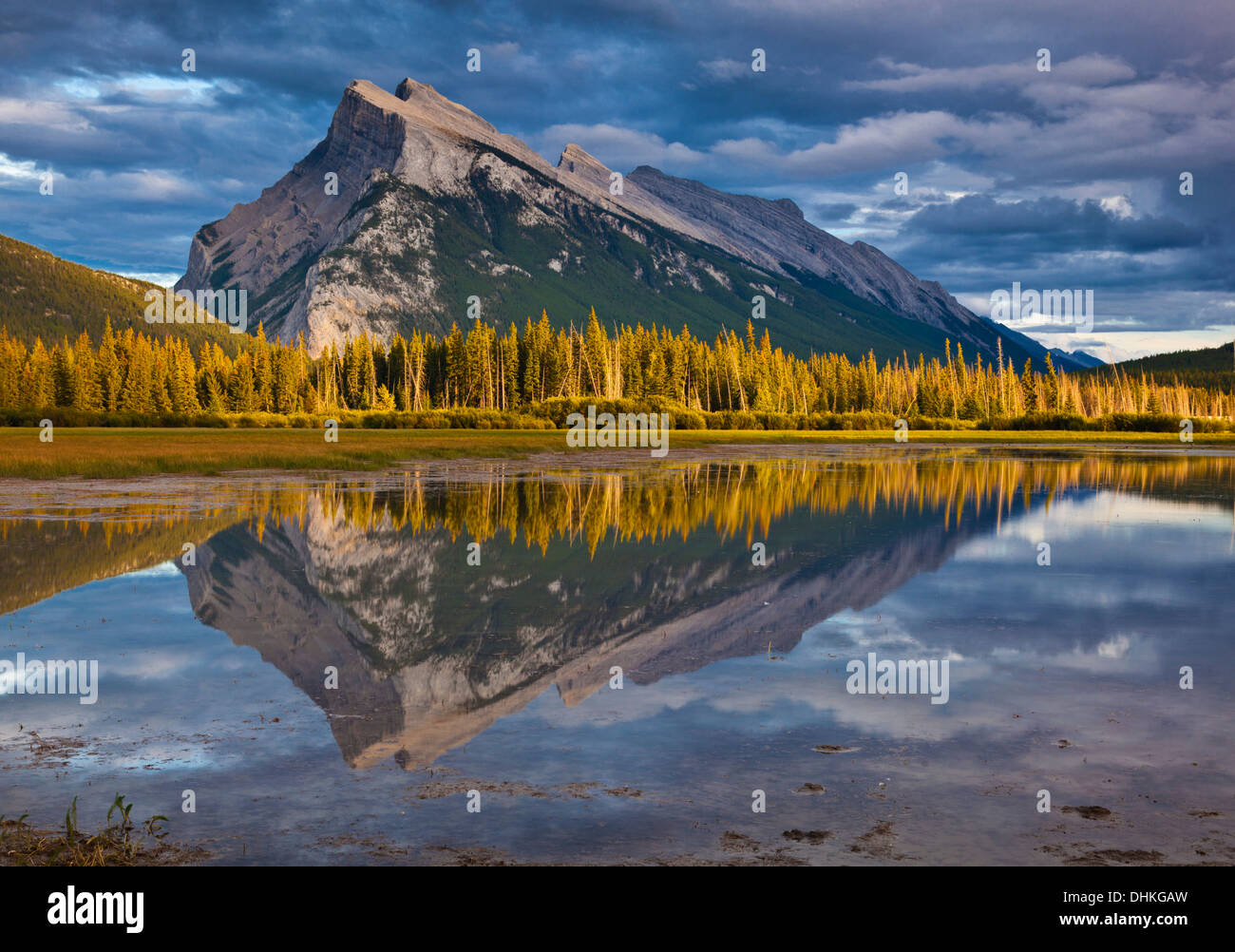 Mount rundle hi-res stock photography and images - Alamy