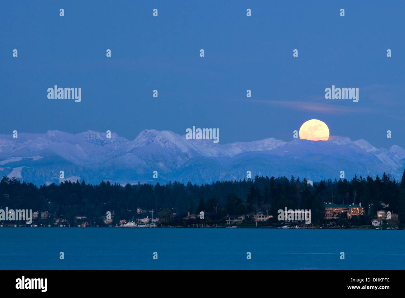 Full moon over mountains hi-res stock photography and images - Alamy