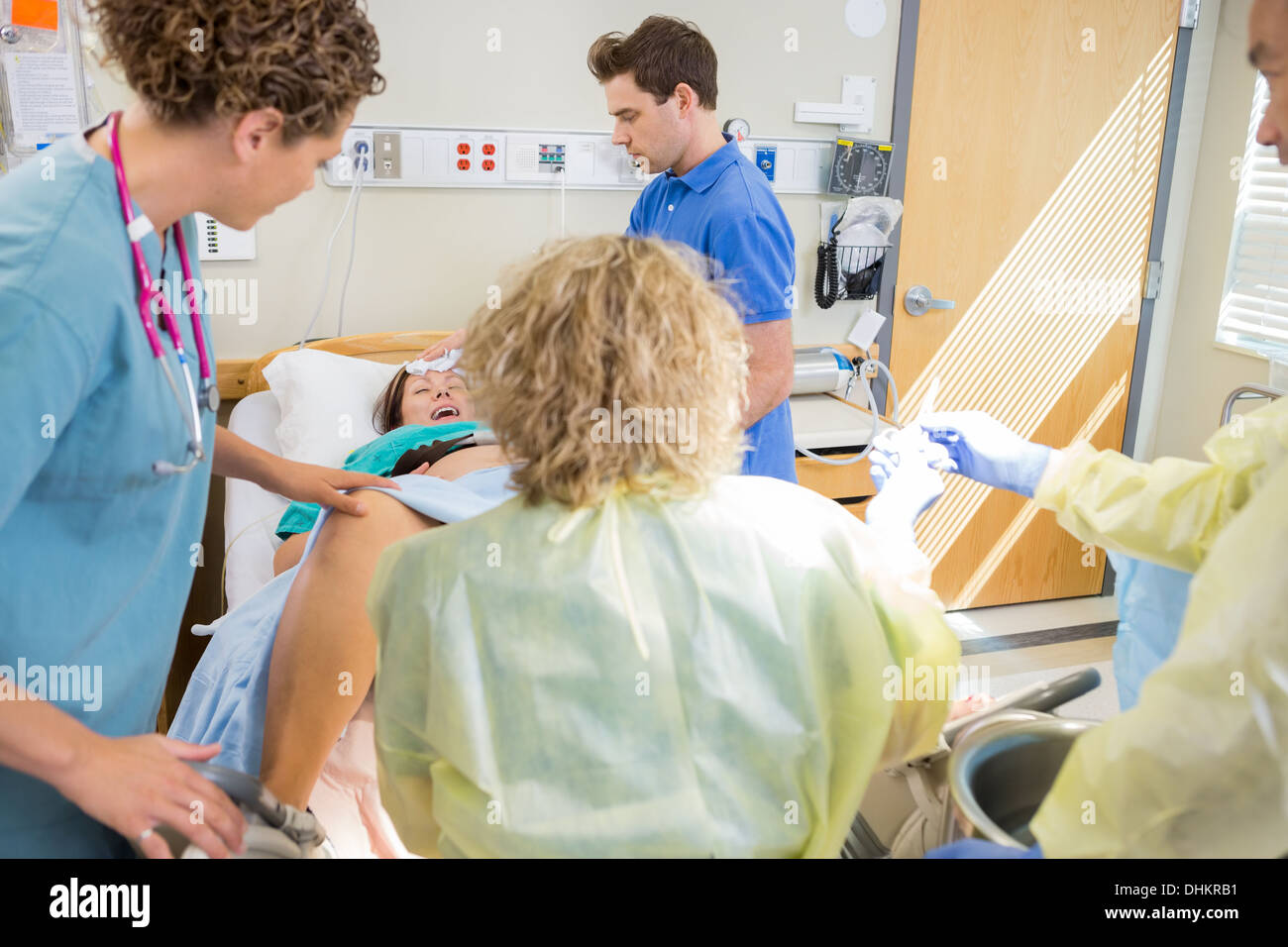 Delivering baby hi-res stock photography and images - Alamy