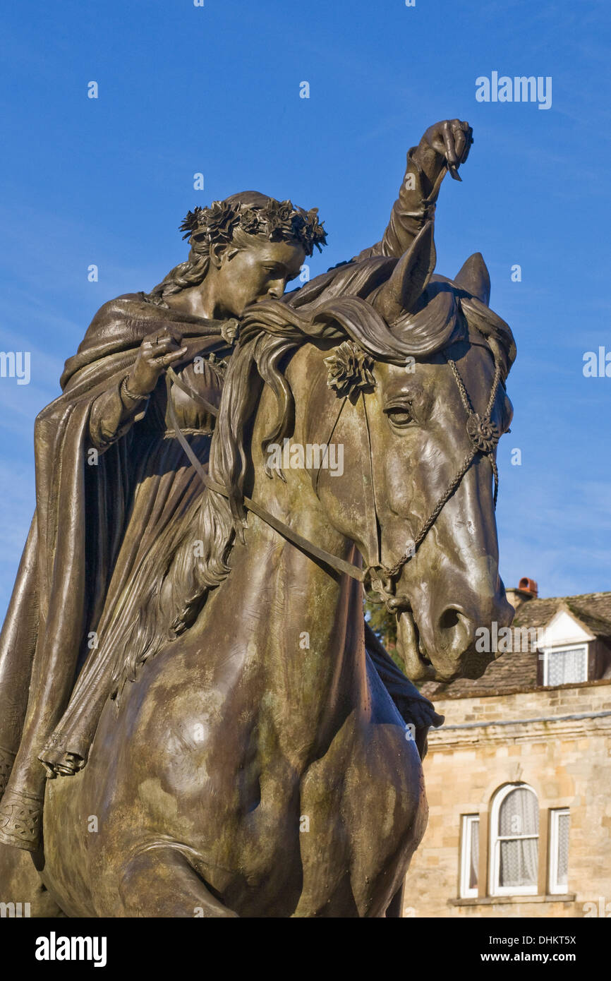 Fine Lady bronze statue, Banbury, Oxfordshire Stock Photo - Alamy