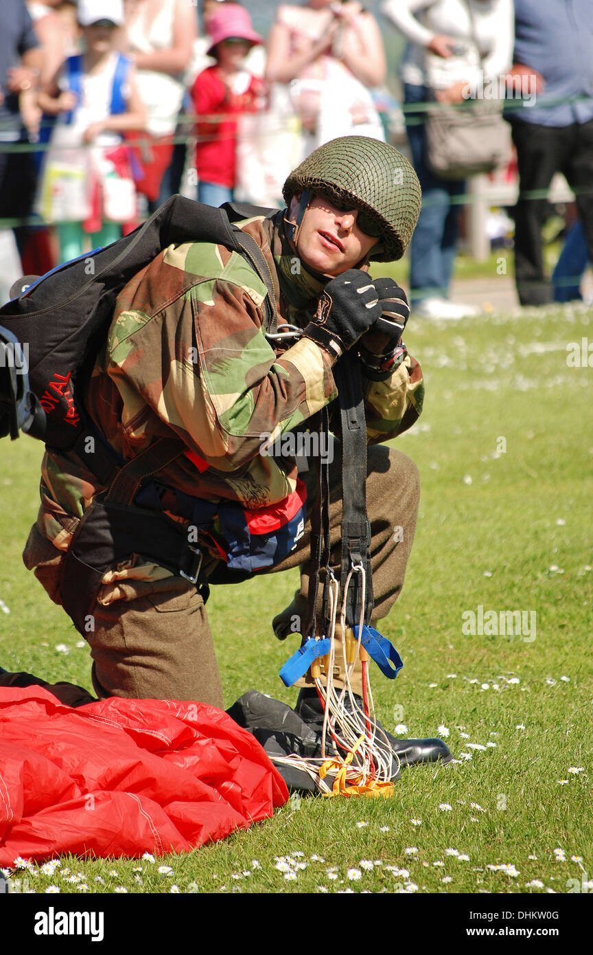 Military parachute landing hi-res stock photography and images - Alamy