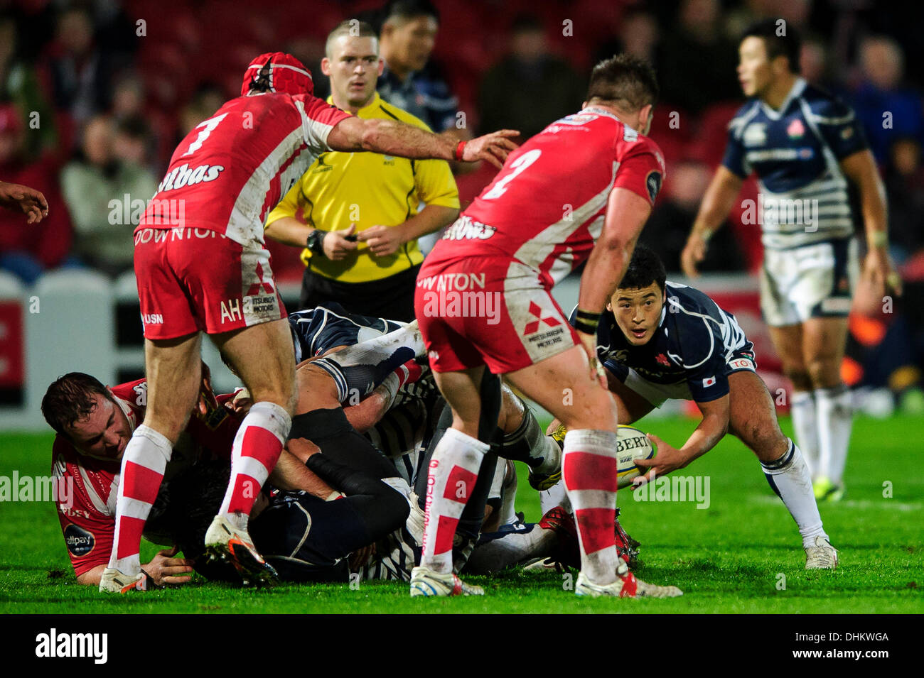 Scrum half in action hi-res stock photography and images - Alamy