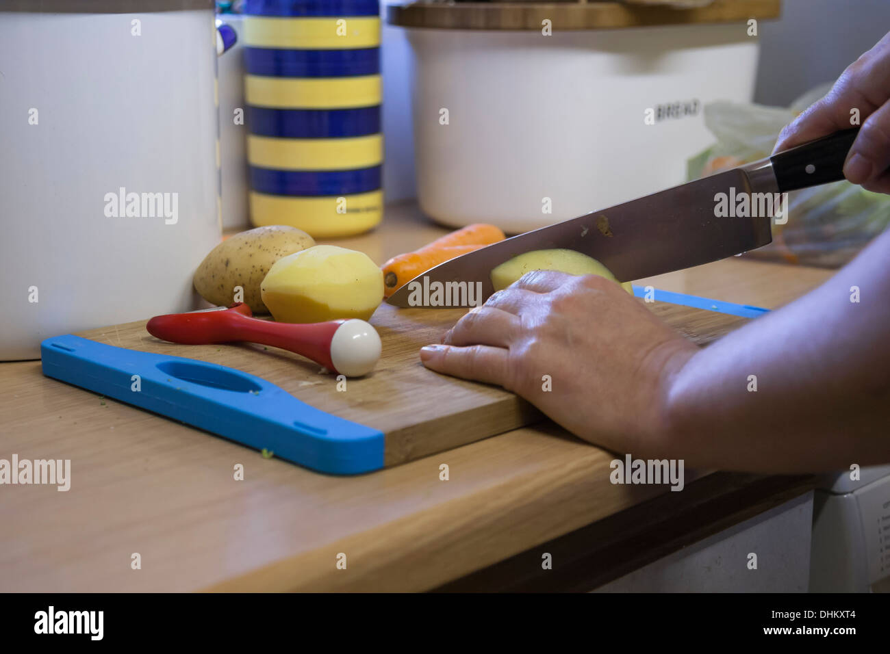 Chopping vegetables in kitchen Stock Photo - Alamy