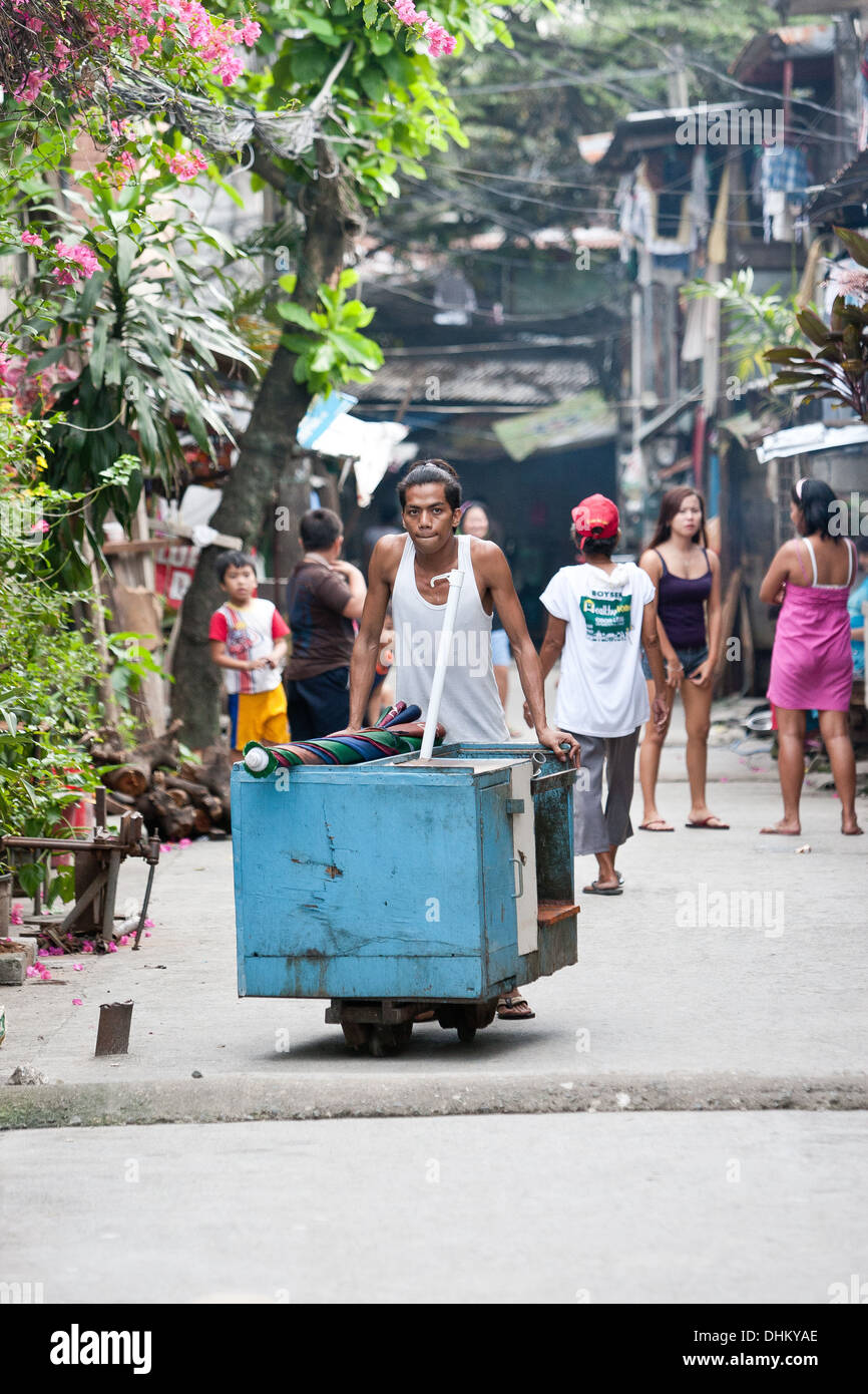 A man pushes his trolley through the streets of Manila Stock Photo - Alamy