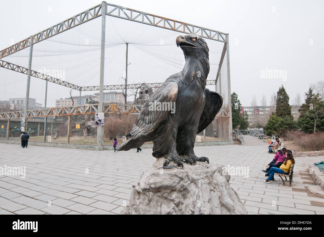 Animal statue at zoo hi-res stock photography and images - Alamy