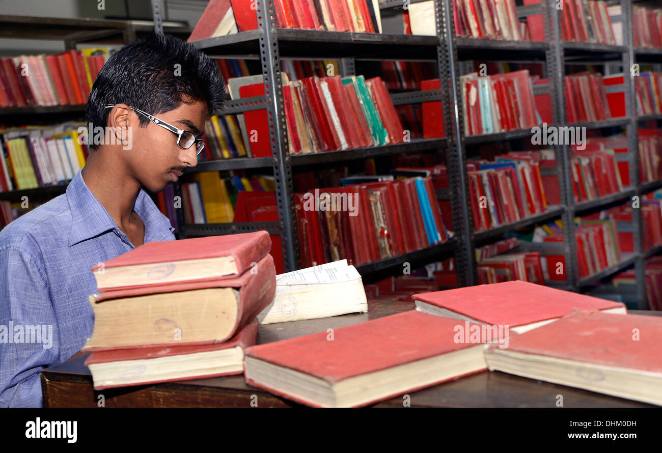 Student in the Library Stock Photo - Alamy