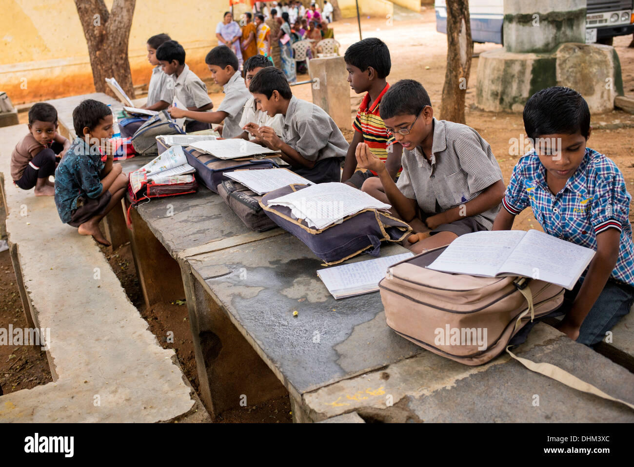 Teenagers school uniform outside hi-res stock photography and images ...