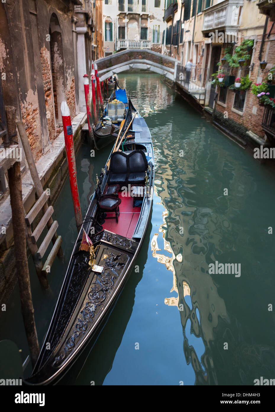 Venice gondola on side canal hi-res stock photography and images - Alamy