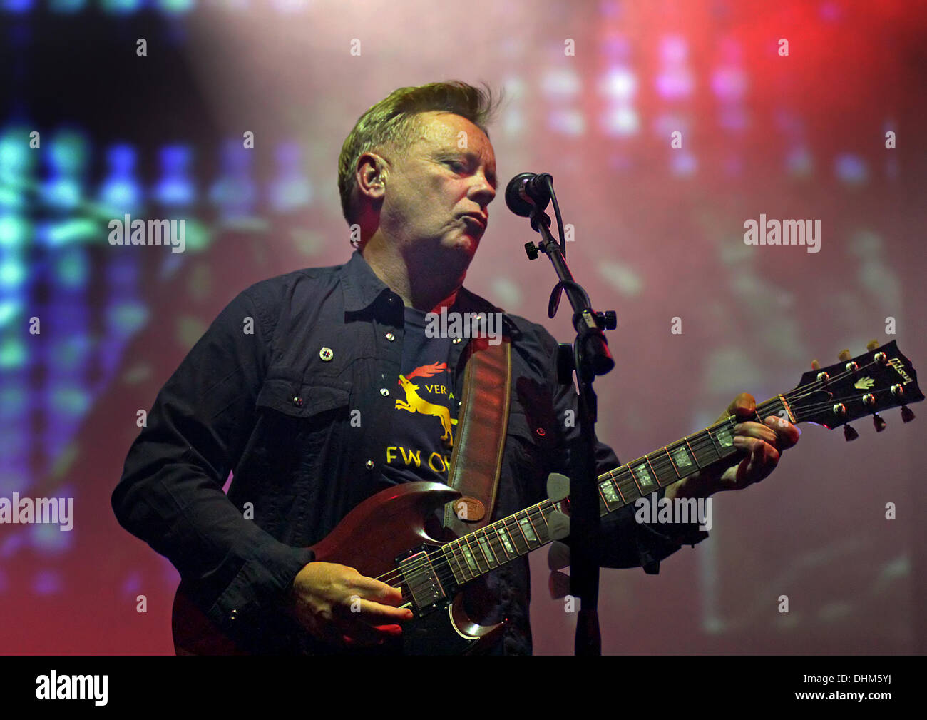 Bernard sumner hi-res stock photography and images - Alamy