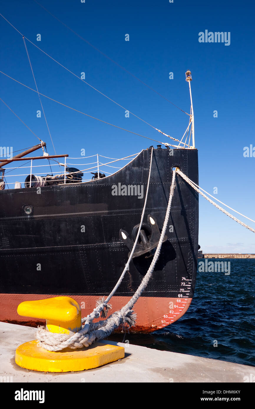 Rope attached to anchor hi-res stock photography and images - Alamy