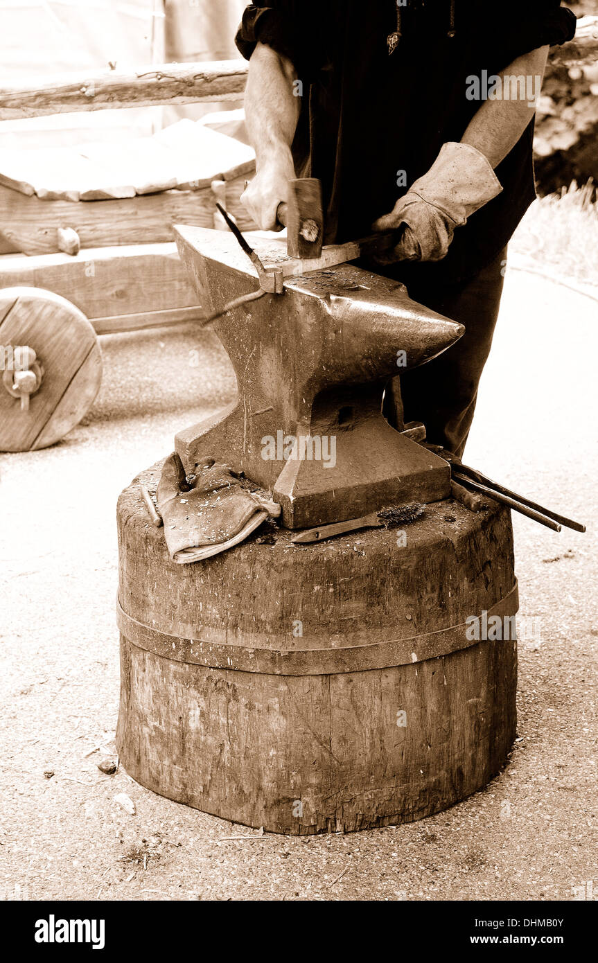Anvil shape hi-res stock photography and images - Alamy