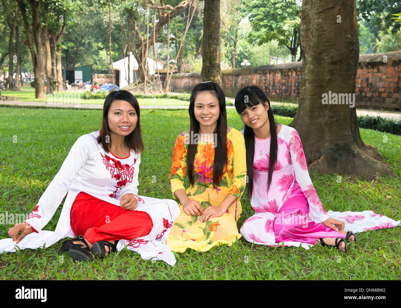 Hanoi women wearing ao dai hi-res stock photography and images - Alamy