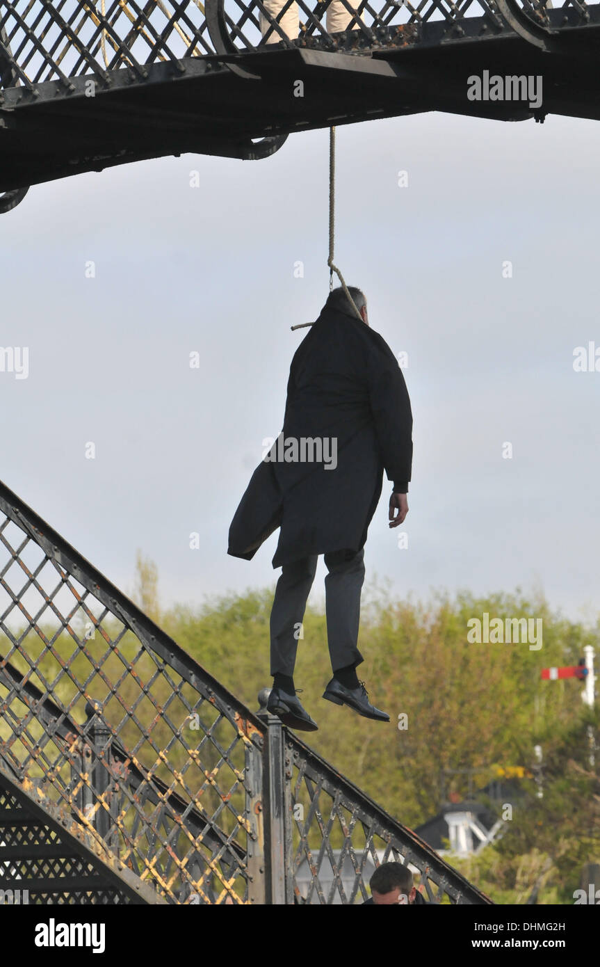 Hanging scene being filmed movie hi-res stock photography and images ...