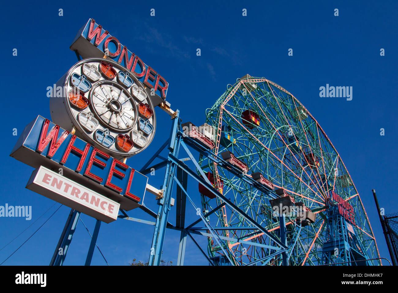 Wonder wheel attraction hi-res stock photography and images - Alamy