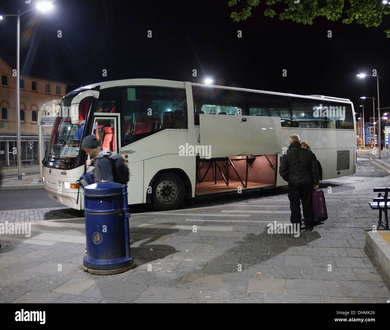 Coach at night hi-res stock photography and images - Alamy