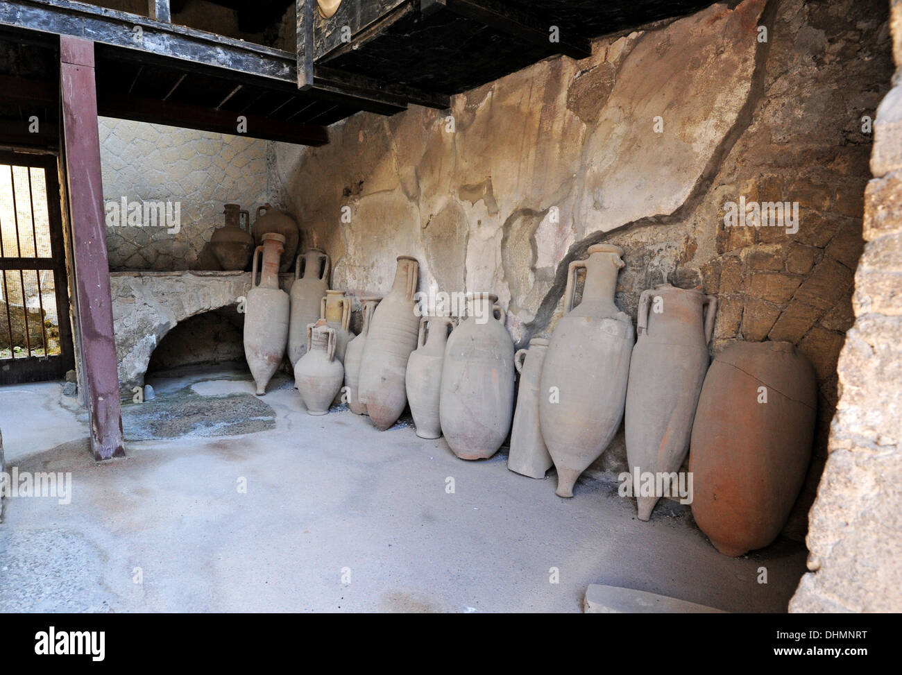 Roman wine jars hi-res stock photography and images - Alamy