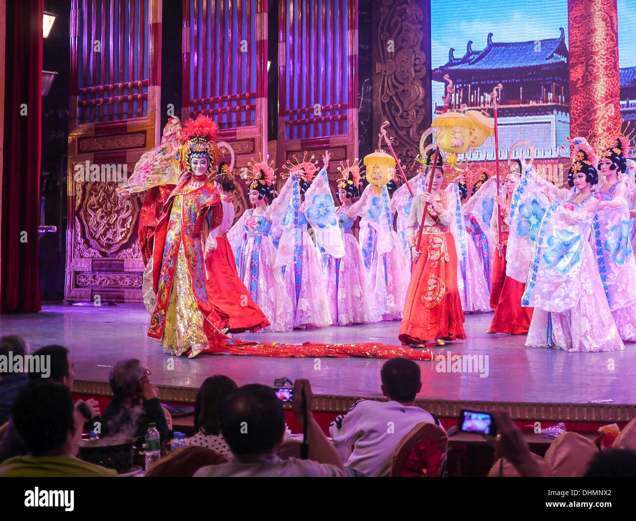 Chinese traditional performances hi-res stock photography and images ...