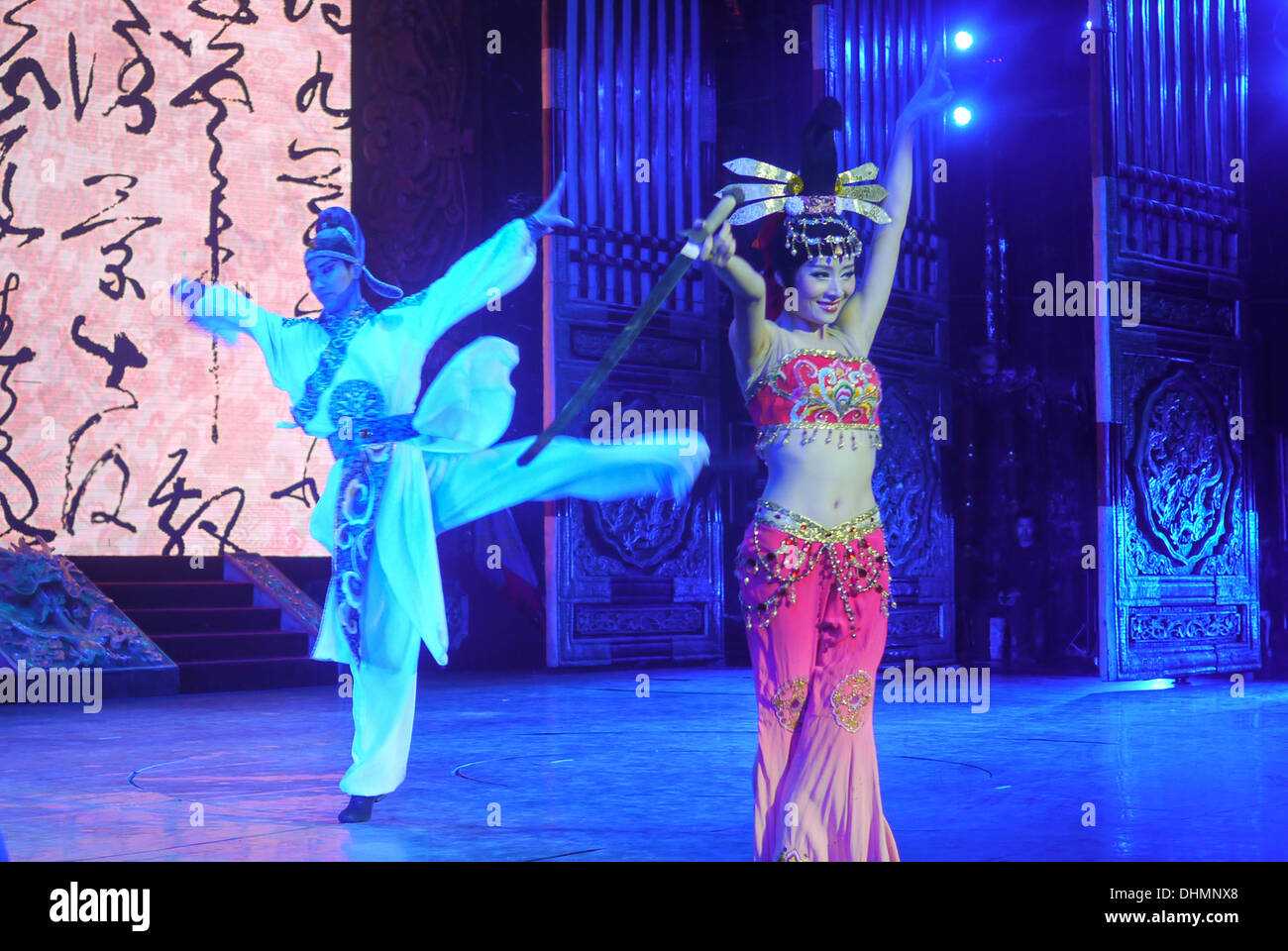 Traditional Chinese dance troop performing Stock Photo - Alamy