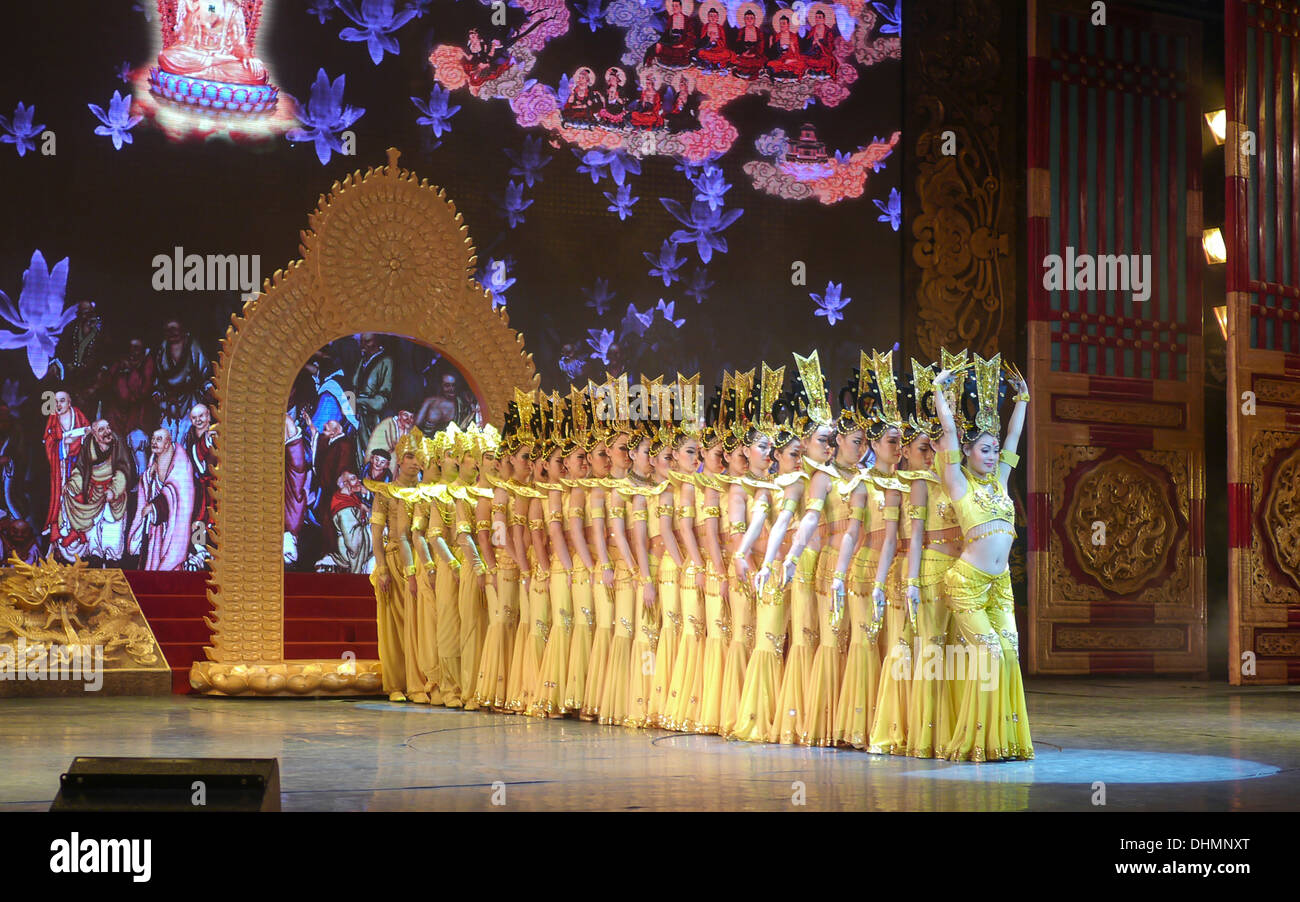 Traditional Chinese dance troop performing Stock Photo - Alamy