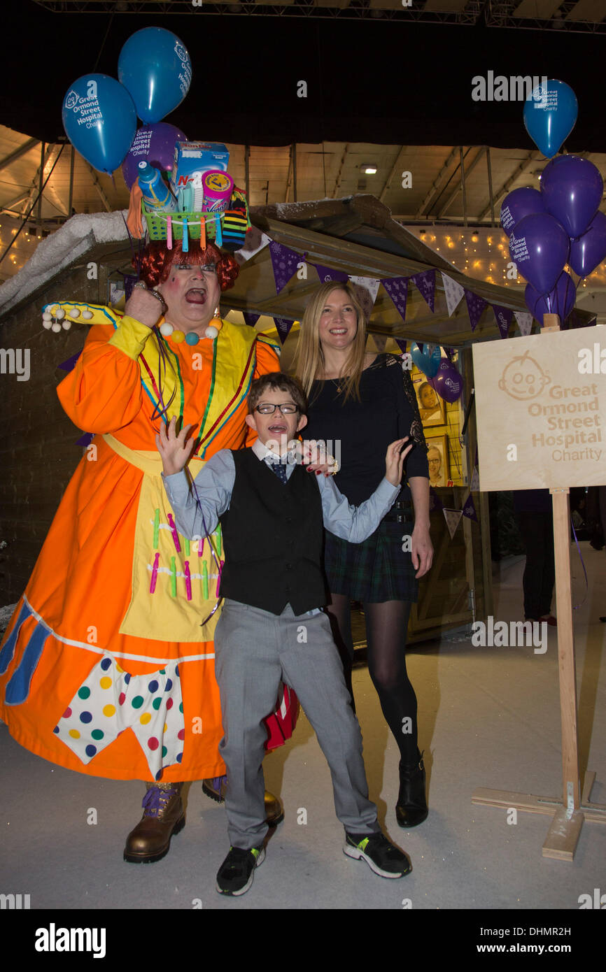 London, UK. 13 November 2013. Lisa Faulkner with Panto Dame Bobby Crush ...