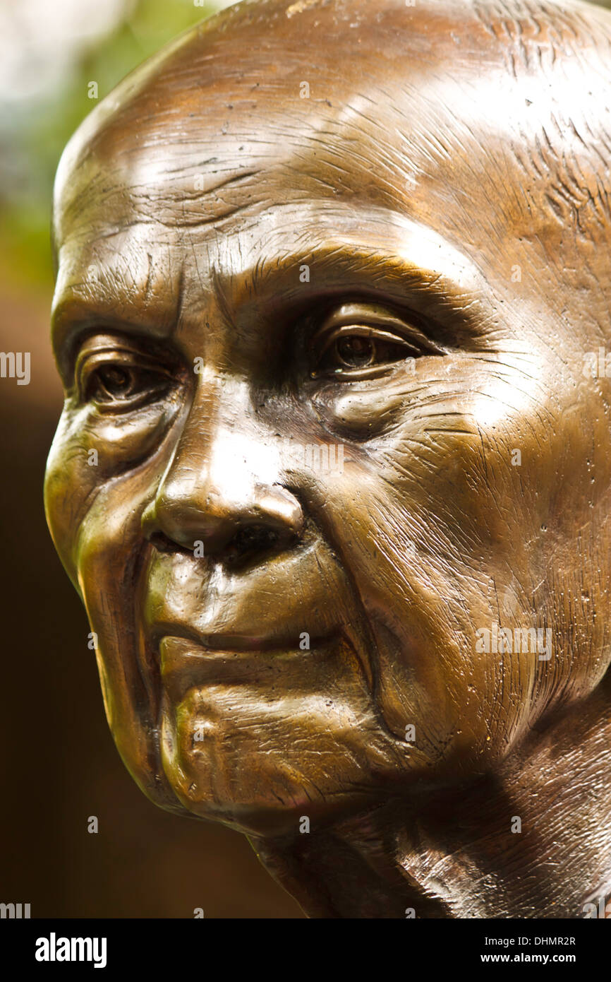 Face statue hi-res stock photography and images - Alamy
