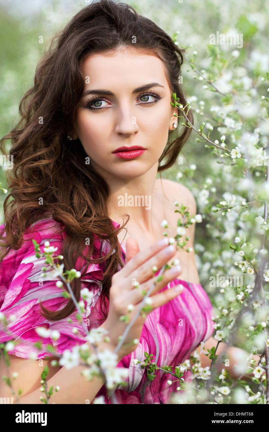 Brunette thoughtful hi-res stock photography and images - Alamy Brunette thoughtful hi-res stock photography and images - Alamy