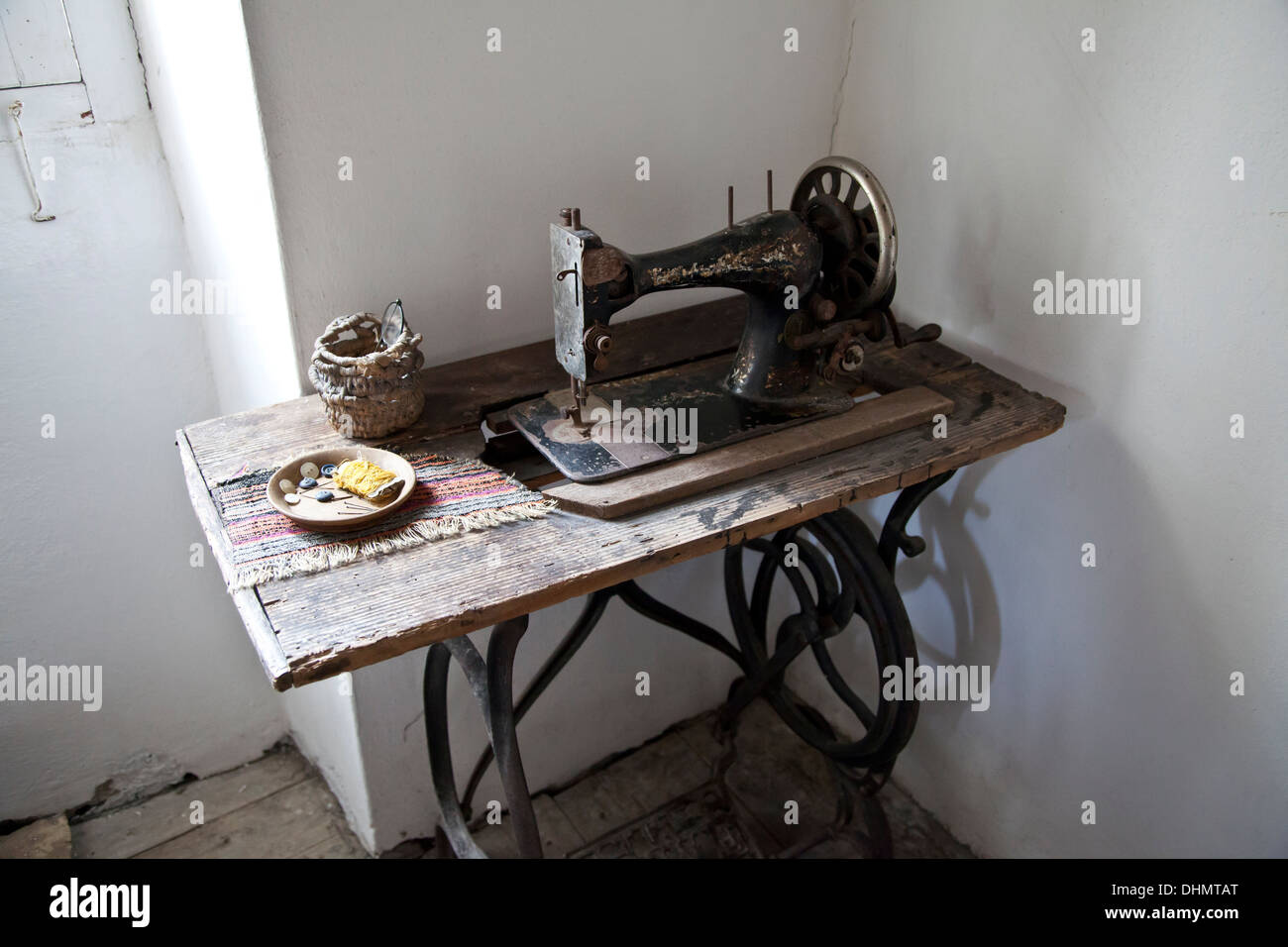Old sewing machine hi-res stock photography and images - Alamy