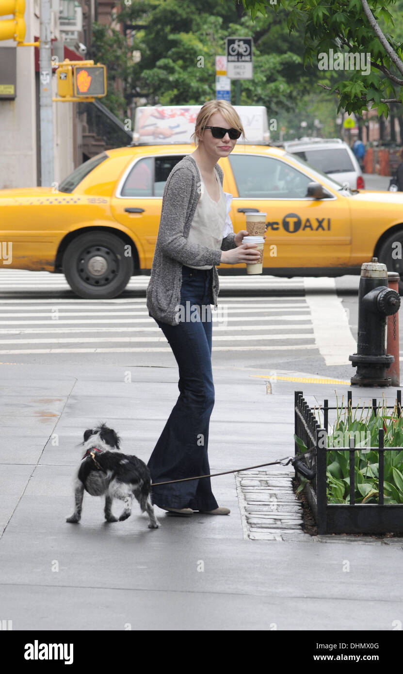 Emma Stone stops to grab coffee whilst out walking her dog in Manhattan ...
