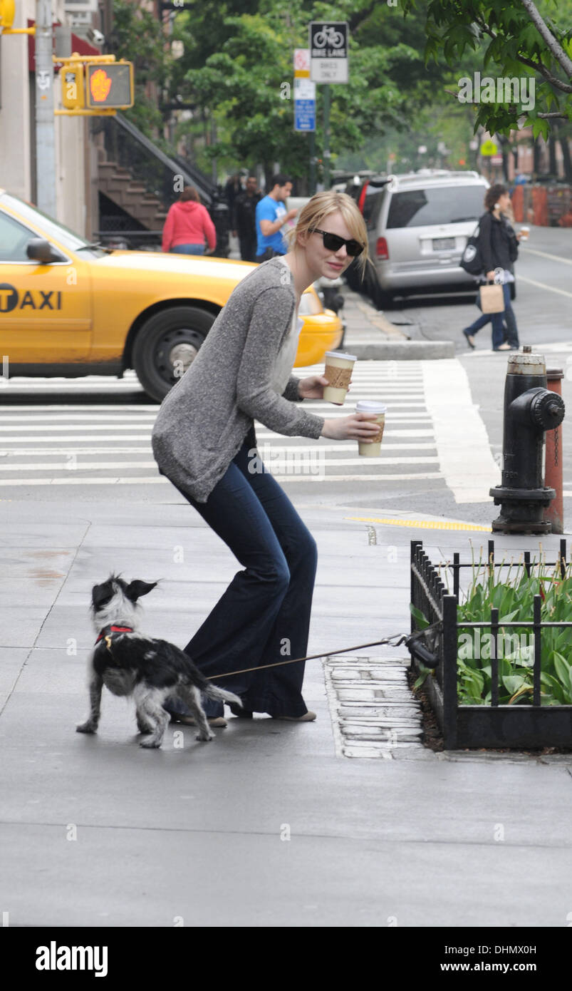 Emma Stone stops to grab coffee whilst out walking her dog in Manhattan ...